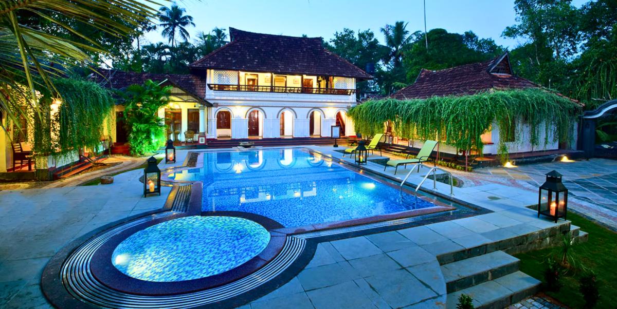 Colonial Lake Mansion - Whitetrip